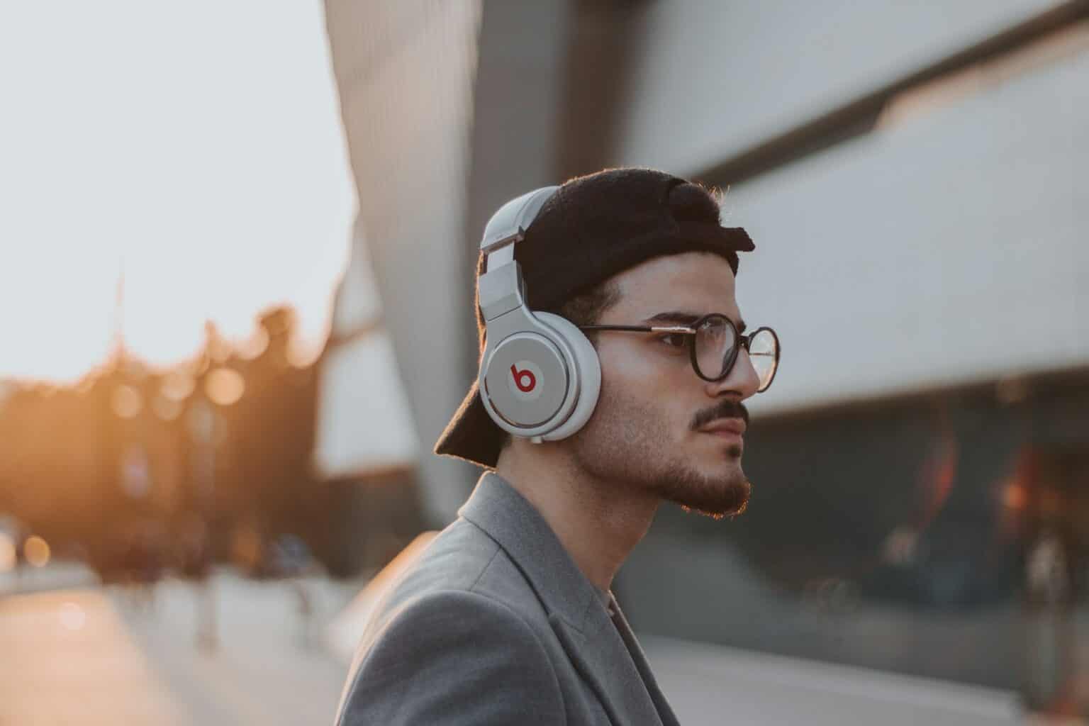 Best Travel Headphones for Noise Cancellation in 2025 - 9meters