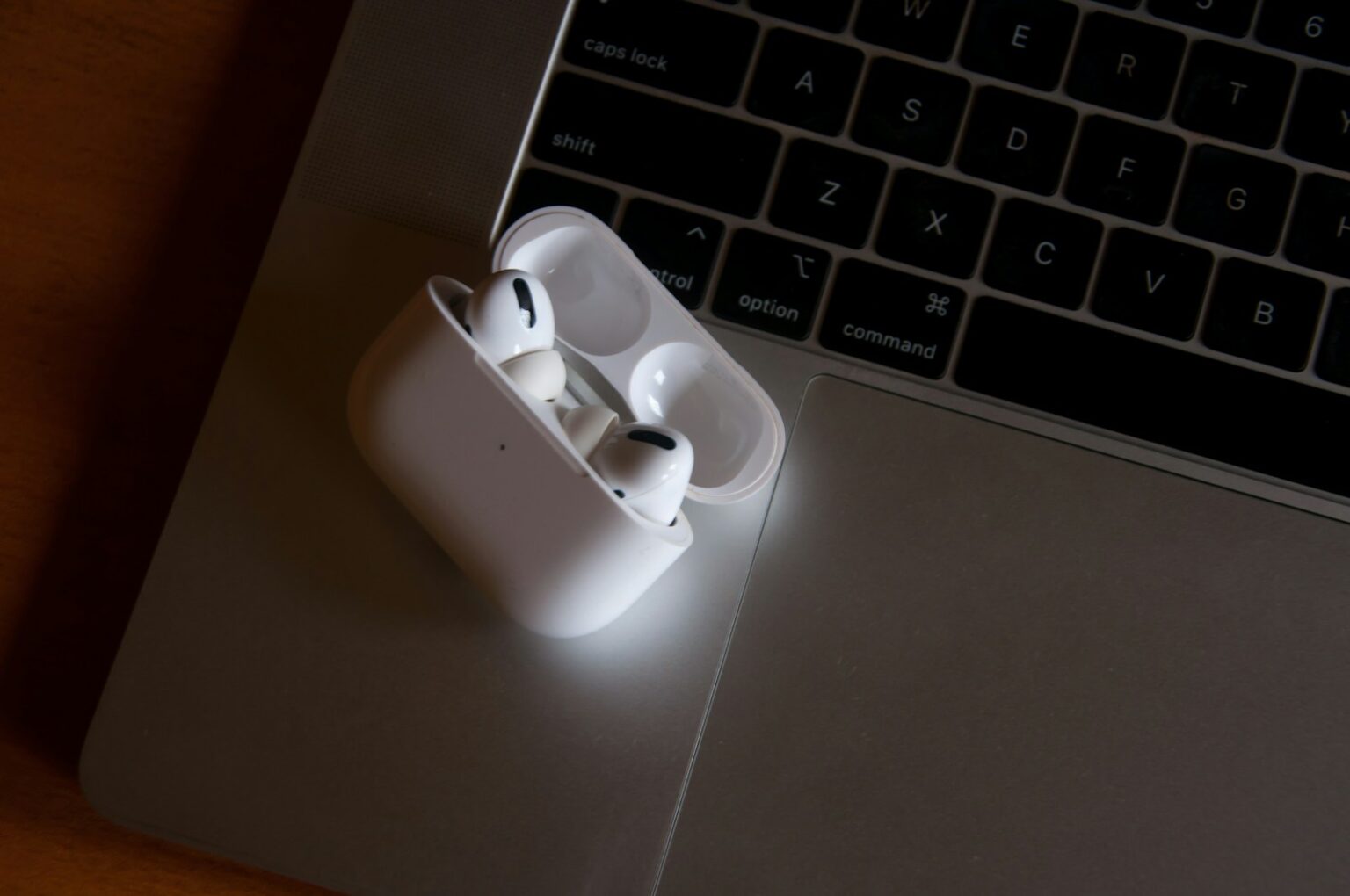 How to Connect AirPods to Laptop: Step-by-Step - 9meters